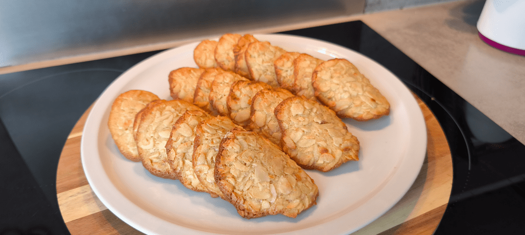 Tuiles aux amandes traditionnelles – fines et croustillantes – Les ...