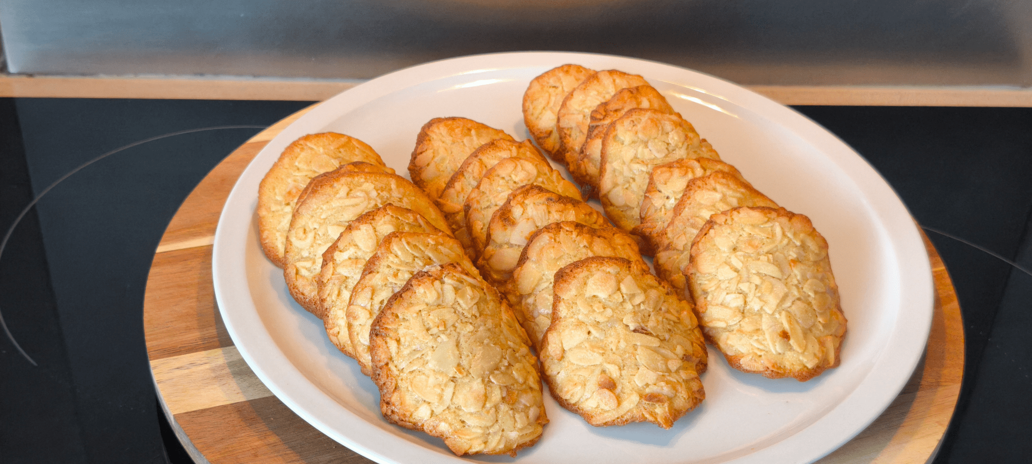 Tuiles aux amandes traditionnelles – fines et croustillantes – Les ...